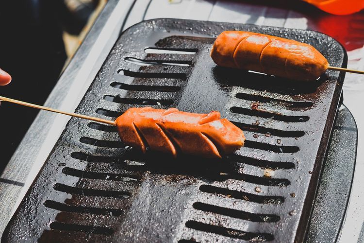 Bumbunya Meresap Dan Matang Merata, Berikut 4 Cara Panggang Sosis ...