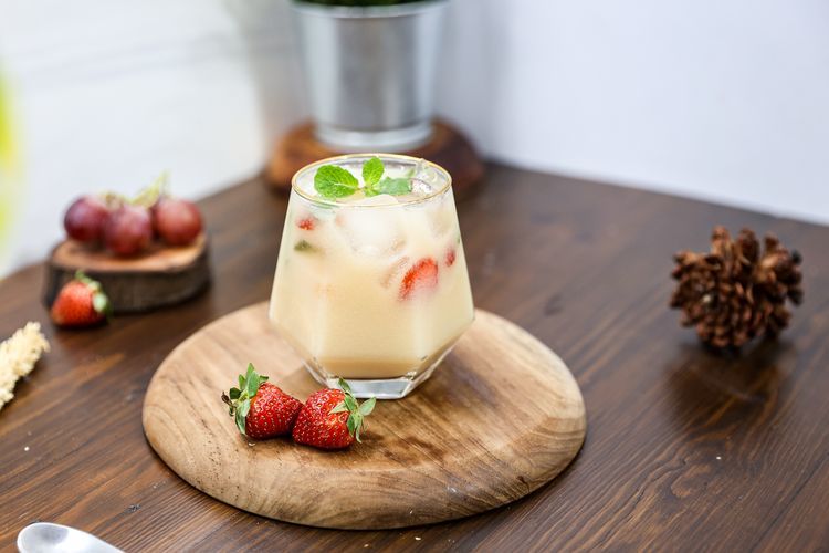 Cara Membuat Es Teh Yakult Untuk Mencegah Begah Usai Makai Daging ...