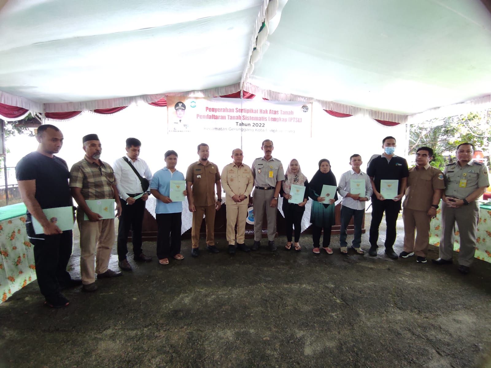 Walikota Pangkalpinang Serahkan Sertifikat Tanah Program PTSL Tahun ...