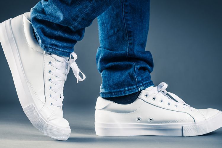 Gapang, Ini 4 Tips Cuci Sepatu Putih di Rumah Biar Bersih Kayak Baru ...