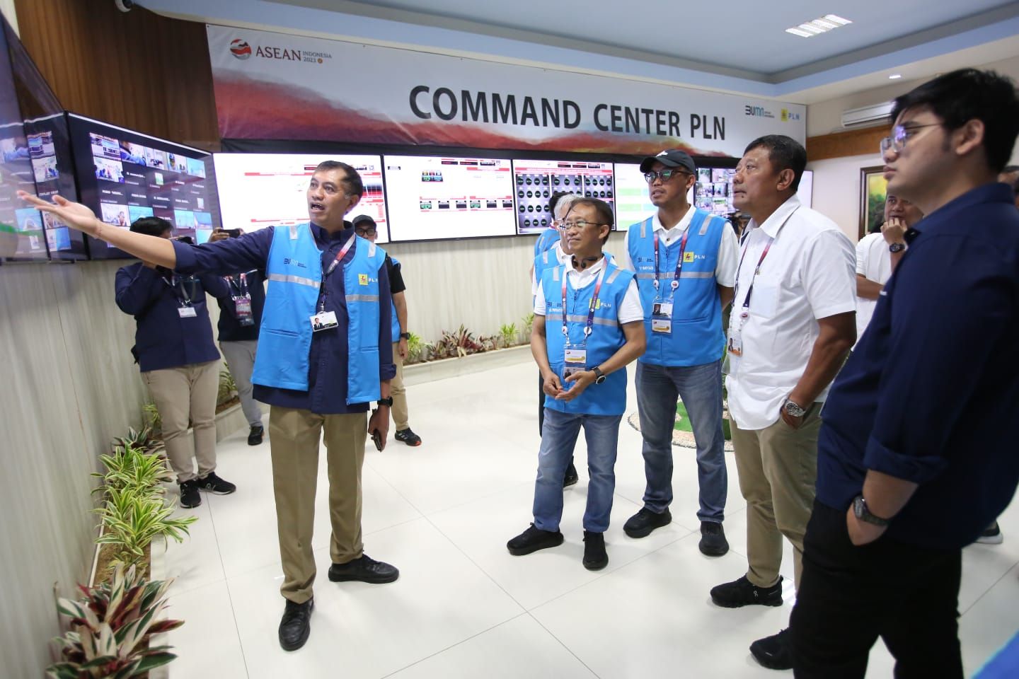 Tinjau Langsung Command Center PLN di Labuan Bajo, Kementerian BUMN ...