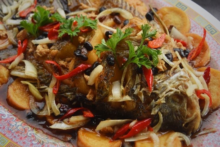 Ide Lauk Makan Siang, Berikut Cara Membuat Ikan Gurame Tahu Terasi ...
