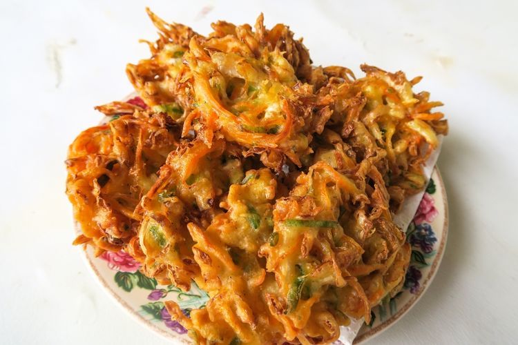 Sajikan Dengan Cabai Rawit, Berikut Cara Membuat Bakwan Sayur - bangka ...