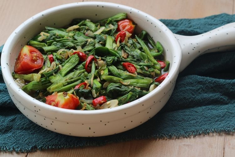 Menu Makan Siang Praktis, Berikut Cara Membuat Tumis Genjer Teri ...