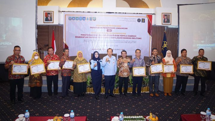 Kanwil Kemenkumham Babel Berikan Penghargaan atas kepatuhan pengharmonisan Raperda dan Perkada ...