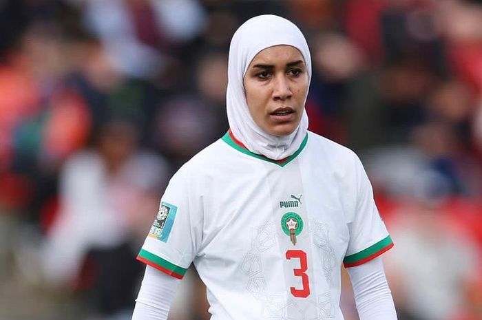 Siapa Nouhaila Benzina, Pemain Bola Perempuan Berhijab Pertama di Dunia ...