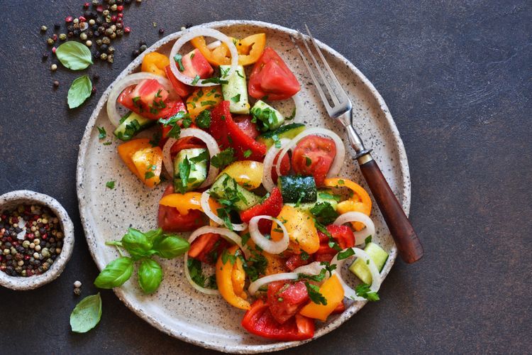 Praktis untuk Gizi Seimbang, Berikut Cara Membuat Salad Tomat Timun ...