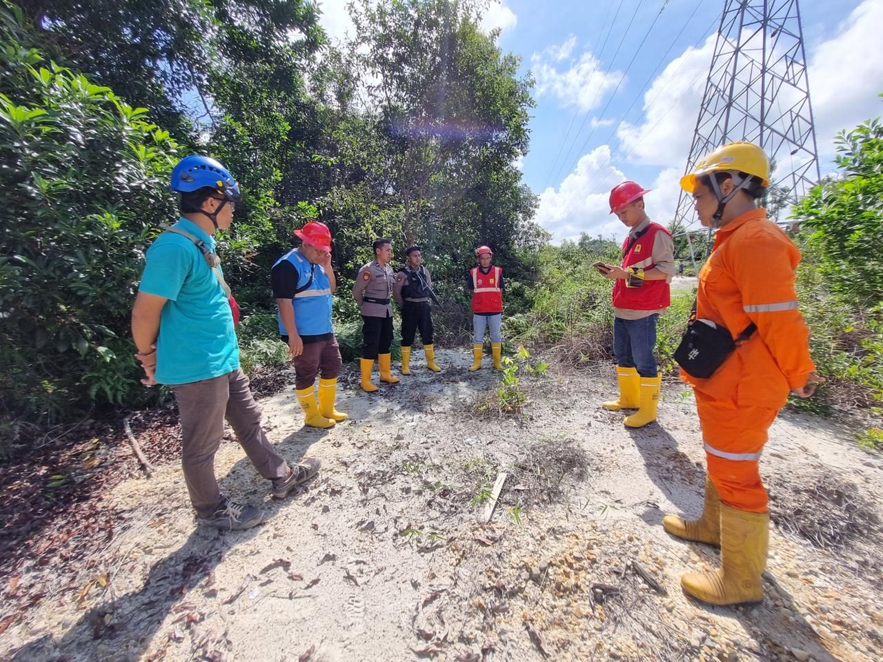 PLN Inspeksi Tower SUTT 70 kV, Pastikan Listrik Handal Jelang Perayaan ...