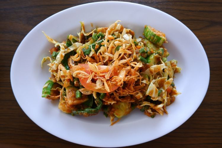 Berikut ini Cara Membuat Karedok, Sayur Bumbu Kacang Khas Sunda ...