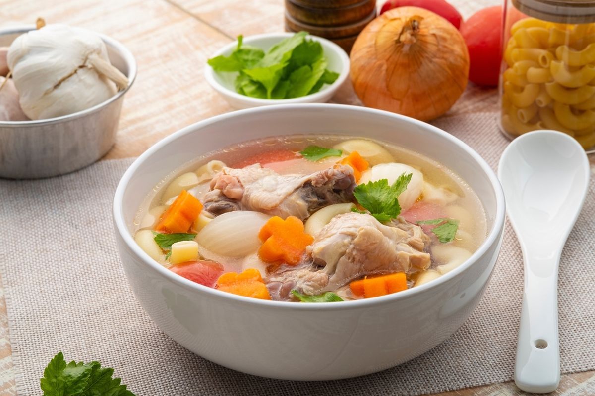 Cara Membuat Sup Ayam Spesial, Makanan Berkuah Hangat Saat Cuaca Dingin ...