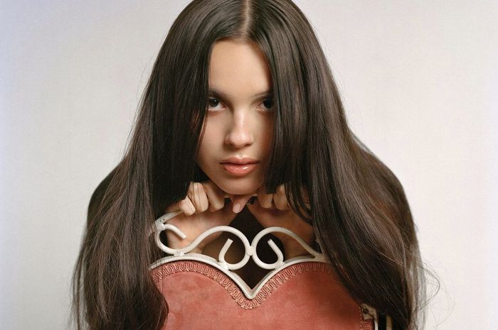 Lirik Lagu 'The Grudge' – Olivia Rodrigo, Lengkap dengan Terjemahan ...