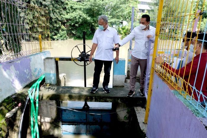 Sidak Kawasan Surabaya Pusat, Wali Kota Eri Temukan Saluran Belum ... Sidak Kawasan Surabaya Pusat, Wali Kota Eri Temukan Saluran Belum ...