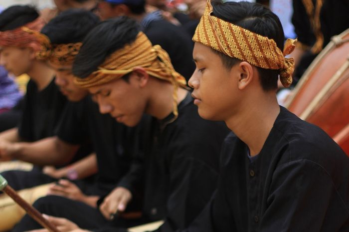 7 Contoh Percakapan Bahasa Sunda Berbagai Tema dan Artinya - Sonora.id