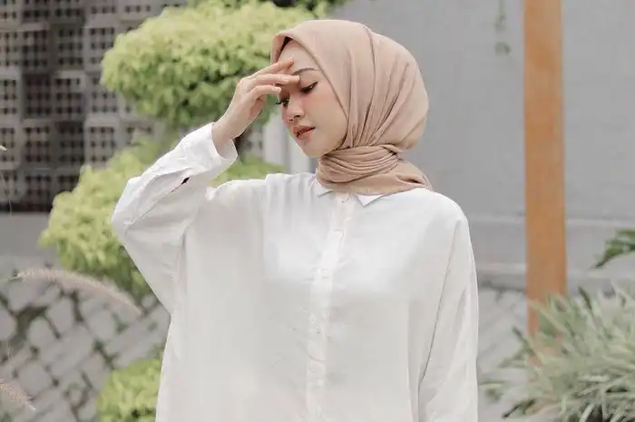 13 Warna Jilbab yang Cocok untuk Baju Putih, Paling Favorit Banyak Orang! - Sonora.id