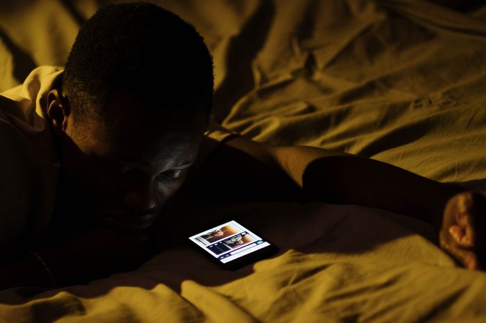 Tolong STOP Mulai Malam Ini, Tidur Dekat HP Berbahaya Bagi Kesehatan ...