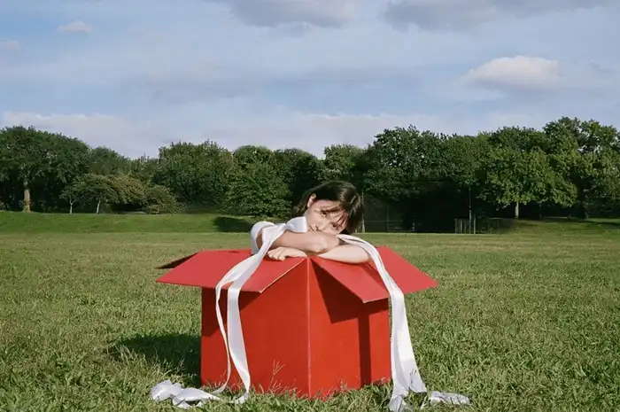 Lirik dan Makna Lagu 'we're all eating each other' - Juliet Ivy - Sonora.id