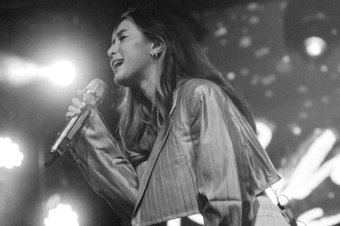 Lirik dan Terjemahan Lagu space – Rahmania Astrini feat. Teddy Aditya ...