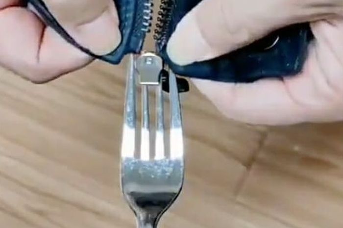 Cara Memasang Resleting yang Copot, Pakaian Bantuan Garpu Auto Beres ...