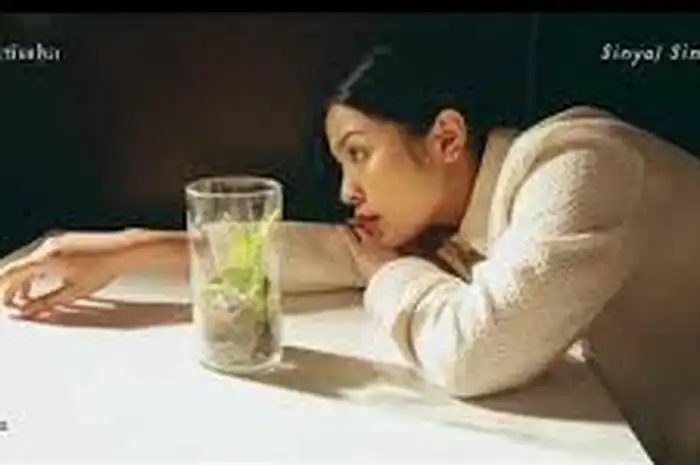 Lirik Lagu Sinyal-Sinyal yang Dipopulerkan Oleh Bernadya Ribka - Sonora.id