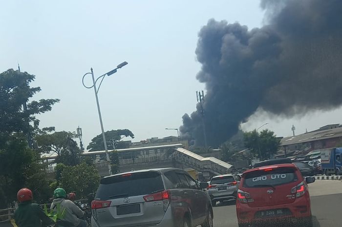 Terjadi Kebakaran Pemukiman Penduduk di Jembatan Besi Jakarta Barat - Sonora.id