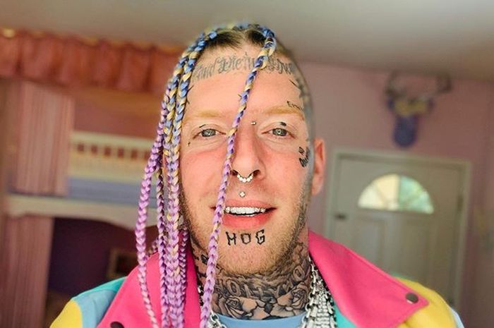 Lirik Lagu 'Riot' - Tom MacDonald, Lengkap dengan Terjemahan Lagu ...