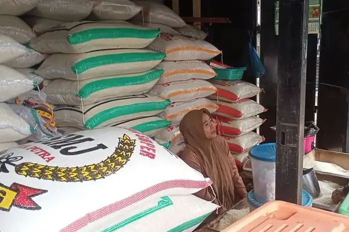 Bulog Solo Terima Pasokan Ribuan Ton Beras dari Surabaya - Sonora.id