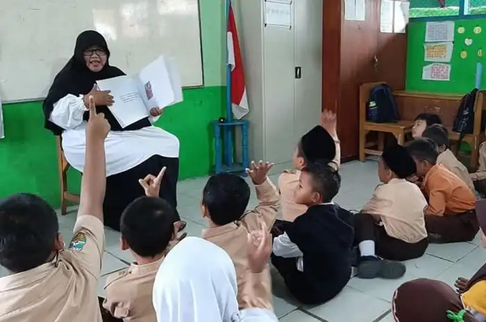 35 Contoh Pesan dan Kesan untuk Guru, Menyentuh Hati! - Sonora.id