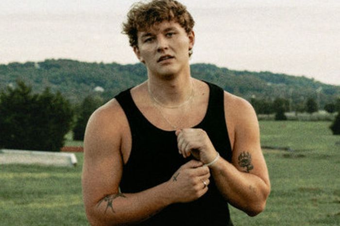 Lirik Lagu Little Bit Better - Caleb Hearn, Lengkap Terjemahan - Sonora.id