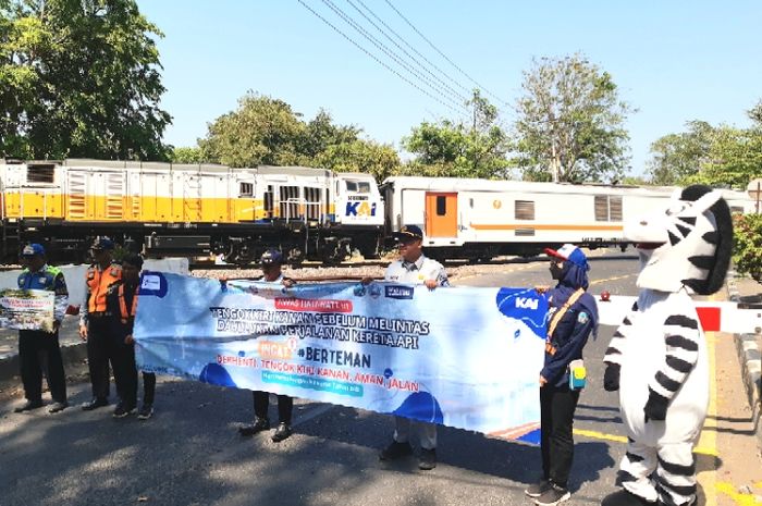 Harbubnas 2023, KAI Daop 3 Cirebon Sosialisasi Serempak di 14 Perlintasan Sebidang - Sonora.id