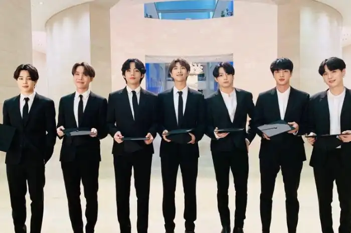 Lirik dan Terjemahan Lagu 'Lights' - BTS - Sonora.id