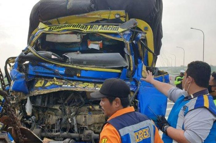2 Truk Kecelakaan di Jalan Solo-Ngawi, Satu Orag Meninggal Dunia - Sonora.id
