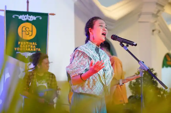 Festival Sastra Yogyakarta 2024: Malam Penuh Syair untuk Joko Pinurbo ...