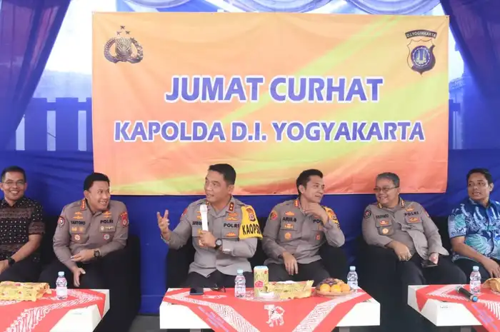 Jumat Curhat, Kapolda DIY Blusukan di Pasar Ngino - Sonora.id
