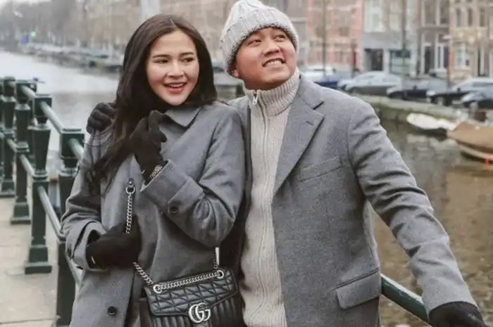 Lirik dan Arti Lagu Sinarengan – Denny Caknan feat. Bella Bonita - Sonora.id