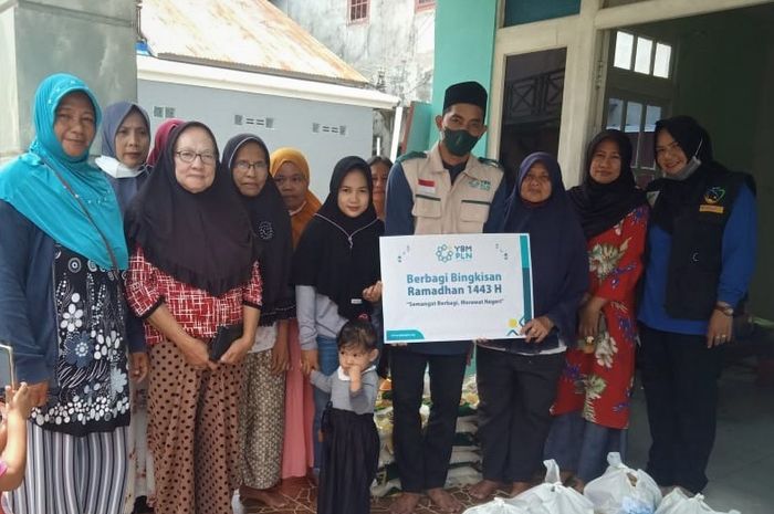 350 Paket Sembako Disalurkan oleh YBM PLN UIP KLB untuk Kaum Dhuafa - Sonora.id