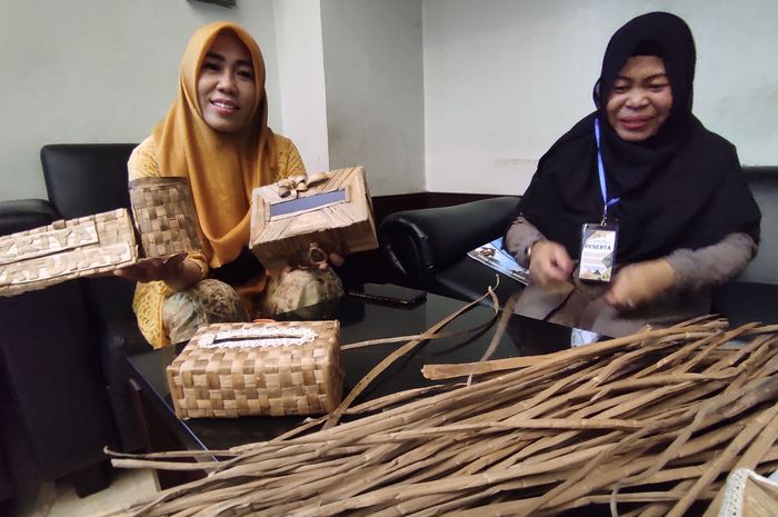 Usai Dilatih Bantu Pemasaran, Mengolah Ilung Jadi Kerajinan Tangan ...