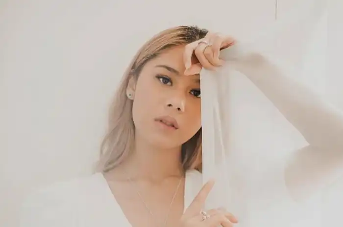 Chord Gitar dan Lirik Lagu 'Bertaut' Milik Nadin Amizah - Sonora.id