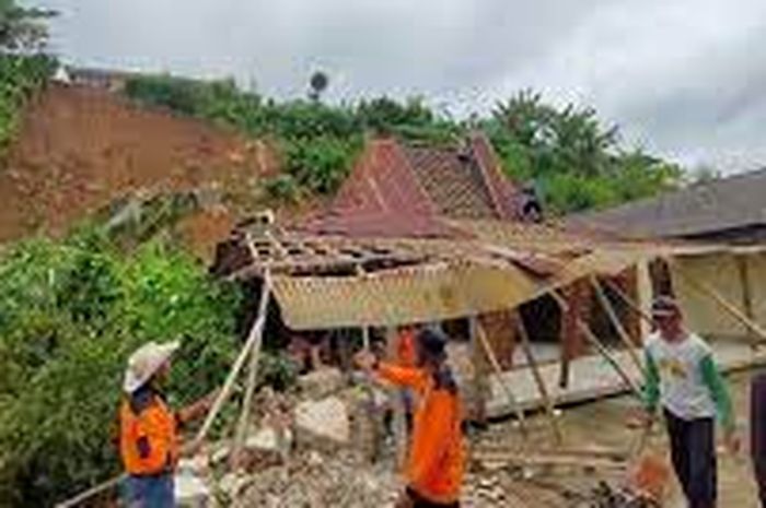 Diguyur Hujan Deras, Tanah Longsor Timpa 6 Kecamatan di Wonogiri - Sonora.id