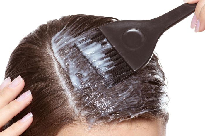 7 Cara Mewarnai Rambut Sendiri di Rumah Anti Gagal, Buruan Coba ...