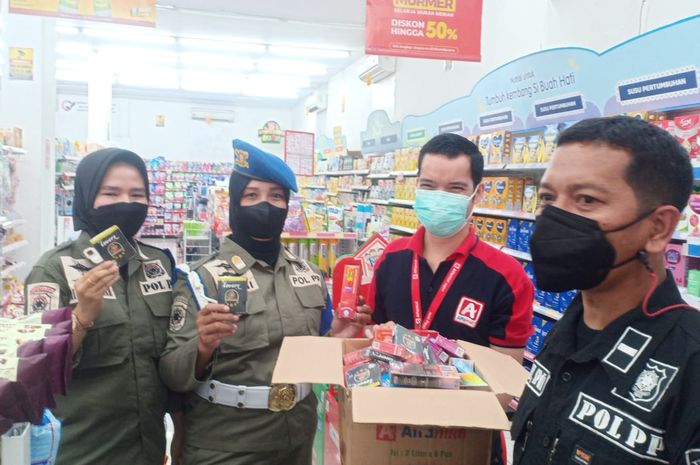 Jelang Valentine, Satpol PP Makassar Razia Kondom di Minimarket - Sonora.id