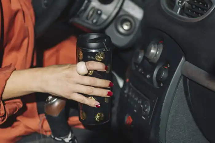 Bisa Sebabkan Sakit Hati, Ini Bahaya Tinggalkan Botol Minum di Dalam ...