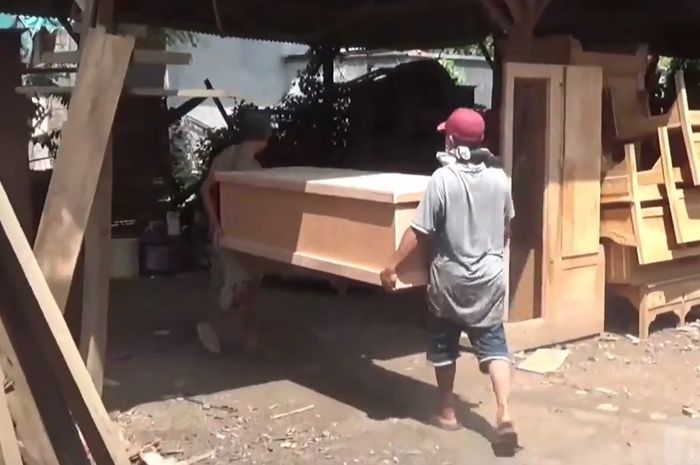 Visioner! Pengusaha Mabel Banting Setir Produksi Peti Mati di Masa ...