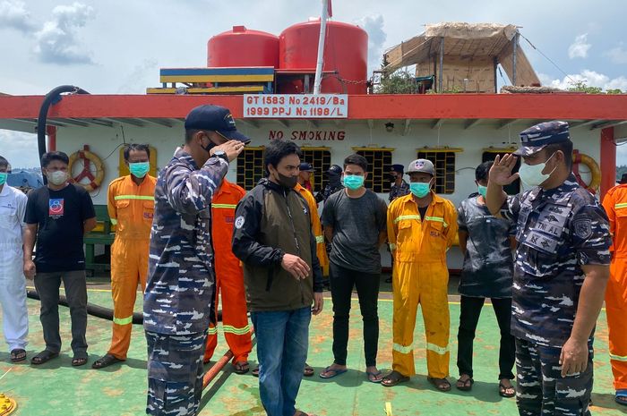 KRI Mandau 621 Mengamankan Kapal Pengankut 4.100 Ton CPO - Sonora.id
