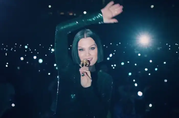 Lirik Lagu 'Flashlight' Lengkap dengan Terjemahan Bahasa Indonesia - Sonora.id