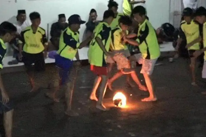 Sepak Bola Api Tradisi Para Santri di Lereng Gunung Merbabu Boyolali ...