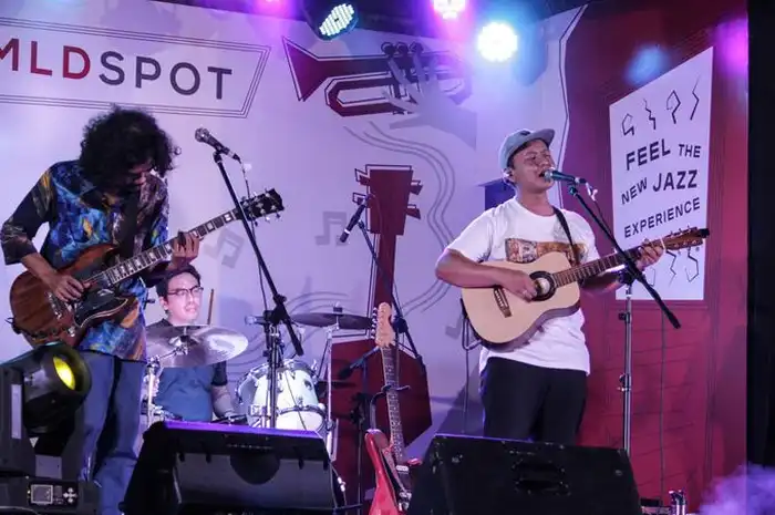 Lirik Lagu ‘Jatuh Cinta Itu Biasa Saja’ Milik Efek Rumah Kaca - Sonora.id